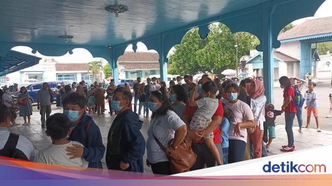 Antrean Mengular! Begini Antusiasme Wisatawan Kunjungi Keraton Solo Antrean Mengular! Begini Antusiasme Wisatawan Kunjungi Keraton Solo