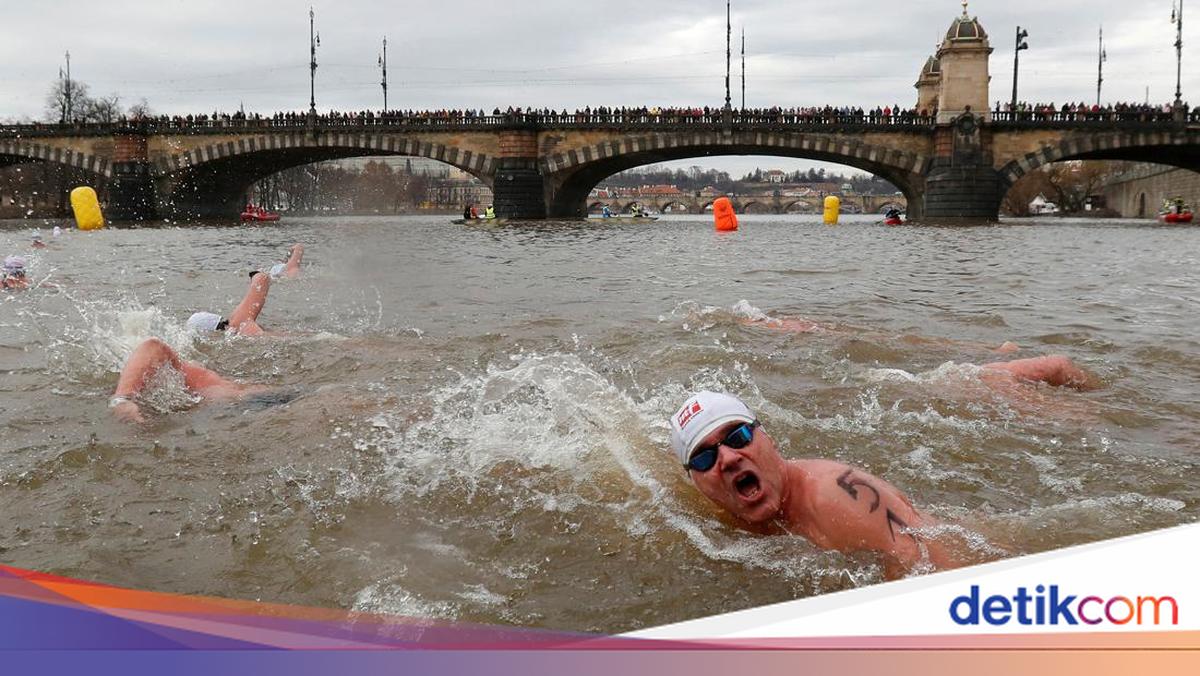 Brr.. Lomba Renang Musim Dingin di Praha Bikin Badan Mengigil