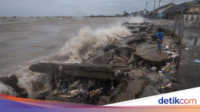 Kondisi Teluk Labuan Usai Diterjang Gelombang Tinggi