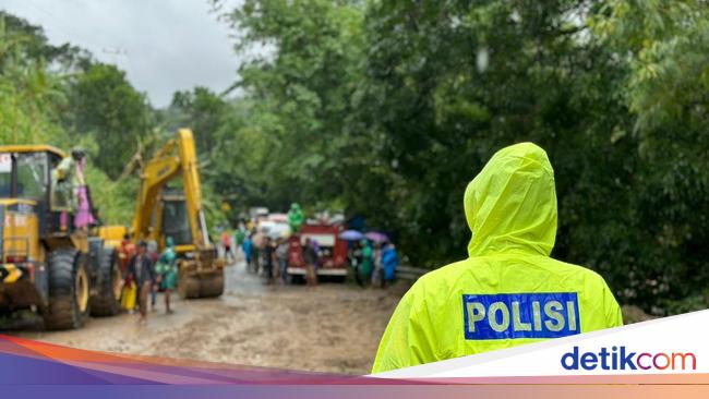 Rawan Longsor Susulan, Petugas Buka-Tutup Lalin Poros Maros-Bone di Camba