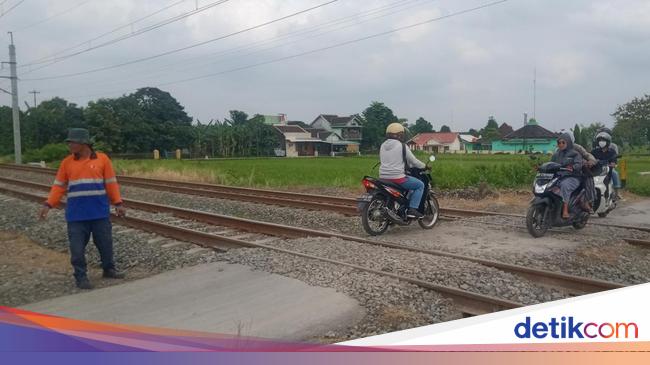 7 Perlintasan KA Tanpa Palang di Klaten Akan Dijaga Linmas saat Tahun Baru 7 Perlintasan KA Tanpa Palang di Klaten Akan Dijaga Linmas saat Tahun Baru