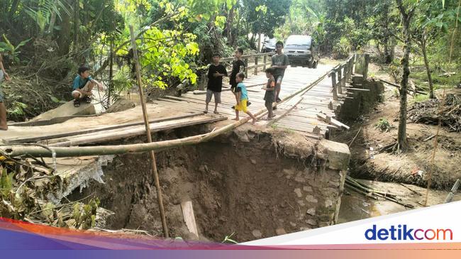 Jembatan Penghubung Antardesa di Polman Rusak Diterjang Arus Sungai