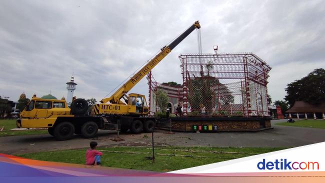 Alun-alun Kota Blitar Kini Punya Pohon Beringin Hijau Lagi