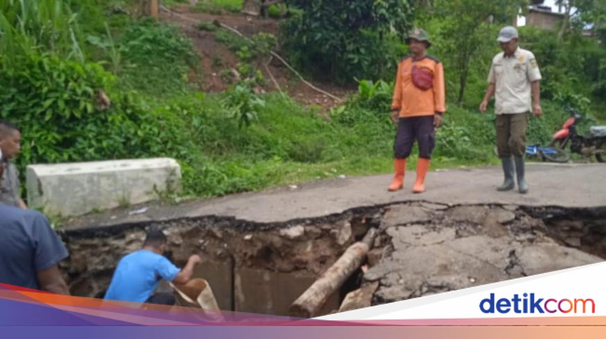 Tanah di Jasinga Bogor Retak Lalu Amblas Usai Hujan Deras
