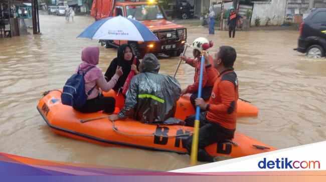 Meluas! Banjir Landa 5 Kecamatan di Pati, Warga ke RSUD Kayen Naik Perahu
