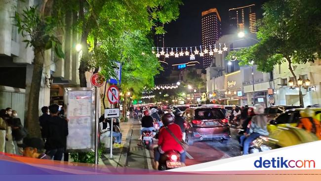 Warga Sudah Padati Jalan Tunjungan Surabaya 3 Jam Sebelum Tahun Baru 2023