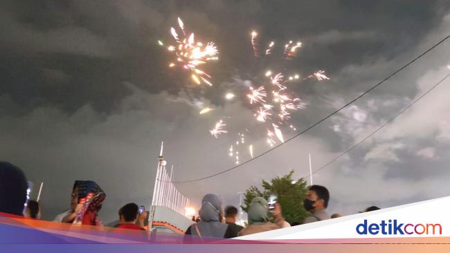 Selamat Tahun Baru 2023! Langit Pantai Losari Makassar Penuh Kembang Api