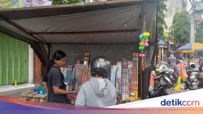 Mainan Viral Lato-lato Lebih Laris ketimbang Terompet dan Kembang Api