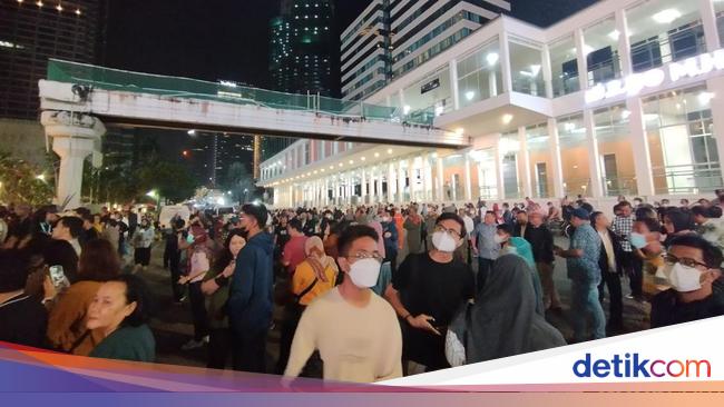 Kawasan Sarinah Mulai Dipadati Warga Jelang Malam Pergantian Tahun Baru ... Kawasan Sarinah Mulai Dipadati Warga Jelang Malam Pergantian Tahun Baru ...