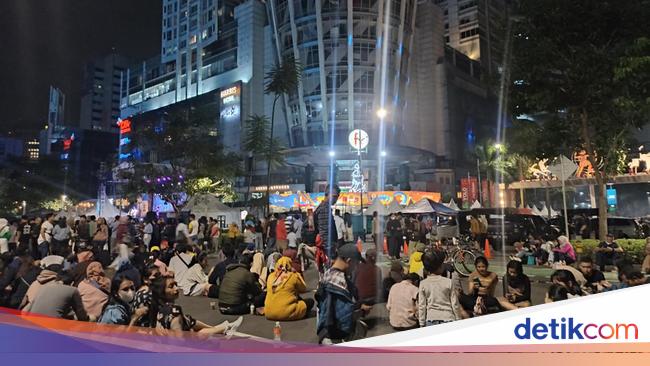 Tahun Baru di Sudirman-Thamrin Tanpa PPKM: Banyak Warga Tak Bermasker