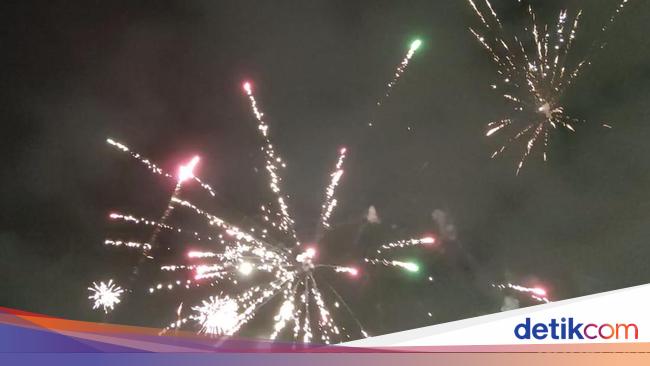 Potret Taburan Kembang Api di Langit Makassar Saat Tahun Baru 2023
