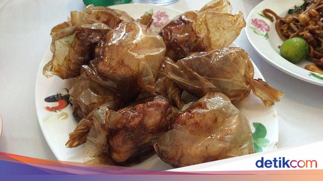 Unik! Restoran Legendaris Ini Jual Ayam yang Digoreng Pakai Kertas