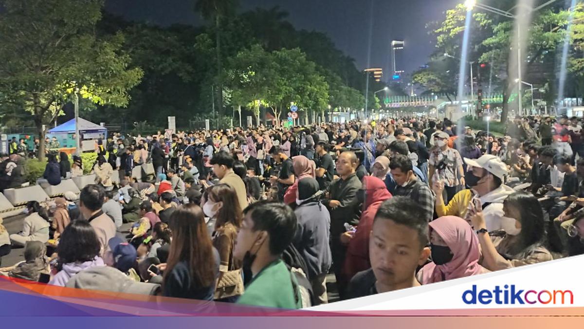 Sambut Tahun Baru 2023, Warga Padati Jalan Depan FX Sudirman