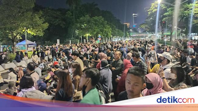 Sambut Tahun Baru 2023, Warga Padati Jalan Depan FX Sudirman