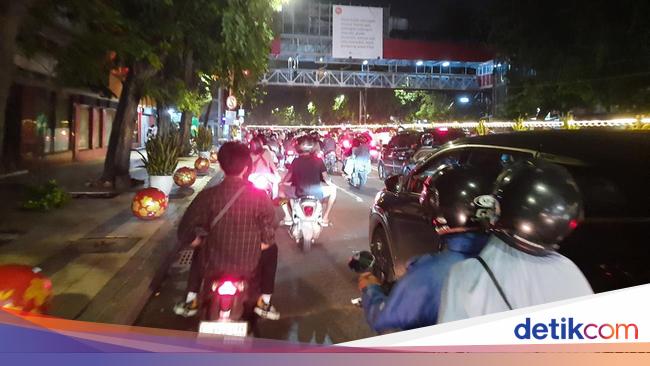Perayaan Tahun Baru 2023 di Surabaya Sisakan 2,2 Ton Sampah