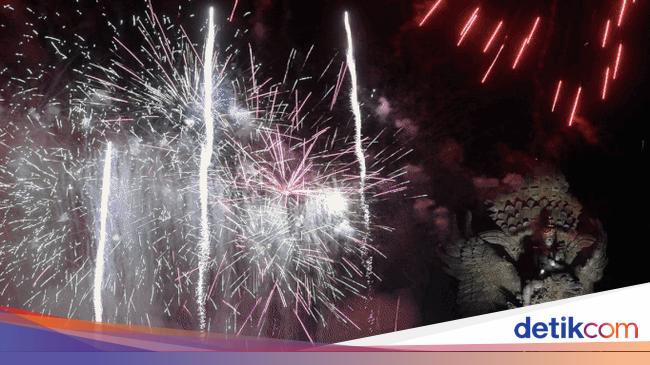 Lihat Lagi Meriahnya Pesta Kembang Api di Berbagai Wilayah Indonesia