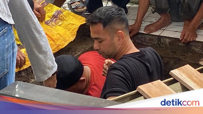 Pelukan Terakhir Raffi Ahmad untuk Mamih Popon