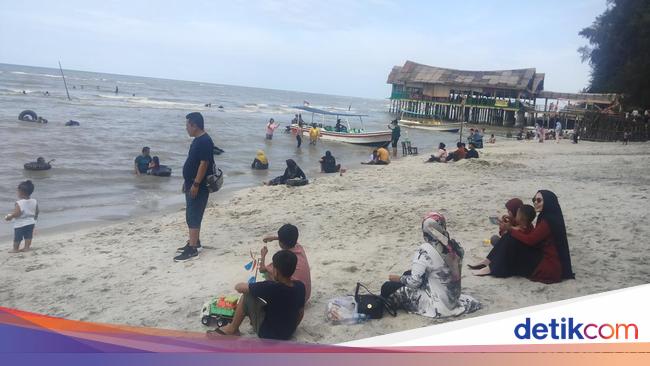 Pantai Cermin Ramai Dikunjungi Wisatawan Saat Libur Tahun Baru