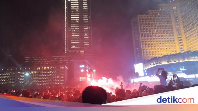 Sambut Tahun Baru 2023, Petasan-Flare Menyala di Bundaran HI