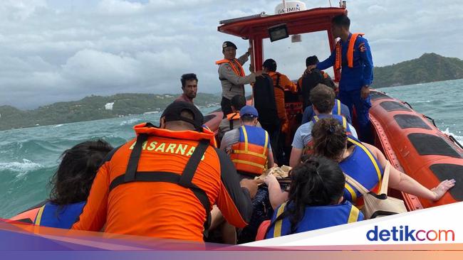 Kronologi Penyelamatan Penumpang Kapal Wisata di Labuan Bajo