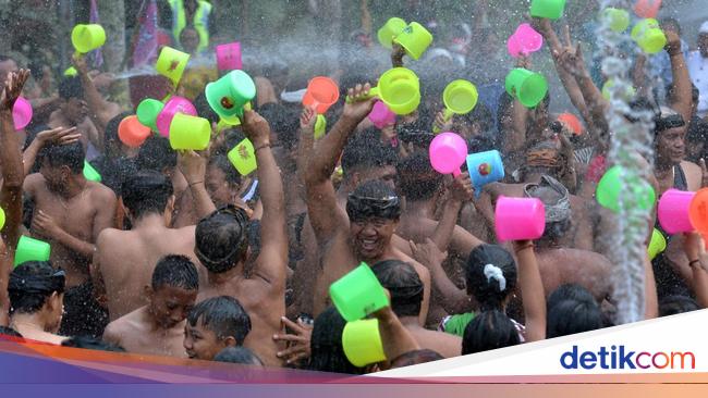 Kemeriahan Perang Air Siat Yeh, Tradisi Sambut Tahun Baru di Gianyar Bali