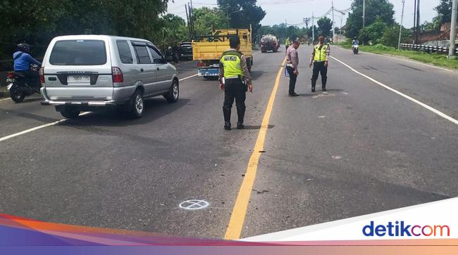 Kurang Hari-hati Pindah Lajur, Pemotor di Mojokerto Tewas Tertabrak Mobil