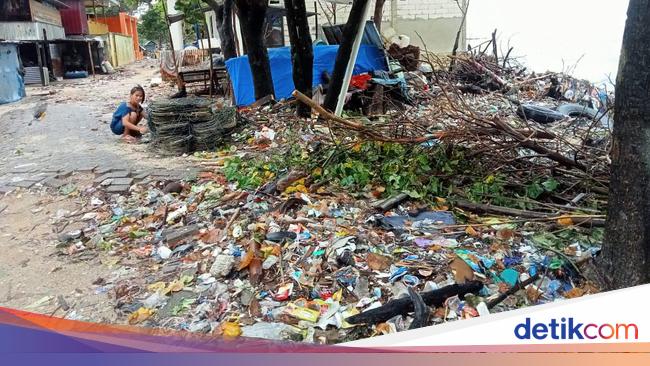 15 Ton Sampah Terbawa Banjir Besar Maros Penuhi Bibir Pantai Kuri Caddi
