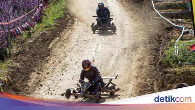 Adu Cepat Balap Mobil dari Kayu di Thailand