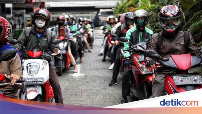Pertamax cs Turun, Antrean di SPBU Mengular