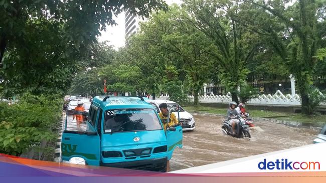 Potret Banjir Depan Kantor Gubernur Sulsel Picu Kemacetan Jl Urip Sumoharjo Potret Banjir Depan Kantor Gubernur Sulsel Picu Kemacetan Jl Urip Sumoharjo