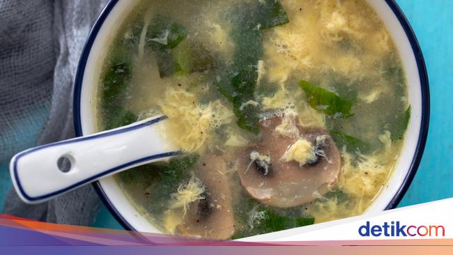 Resep Sup Telur Bayam dan Jamur yang Kaya Nutrisi dan Gampang Dibuat