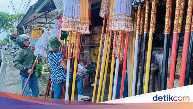 Perajin Tedung di Mengwi Kebanjiran Pembeli Jelang Galungan