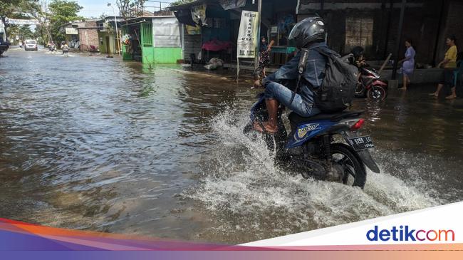 Jalur Alternatif Demak-Semarang di Kalisari Banjir, Banyak Motor Mogok