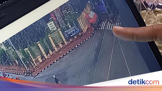 Terekam CCTV! Maling Gasak Barikade Besi Jalan di Solo Saat Siang Bolong