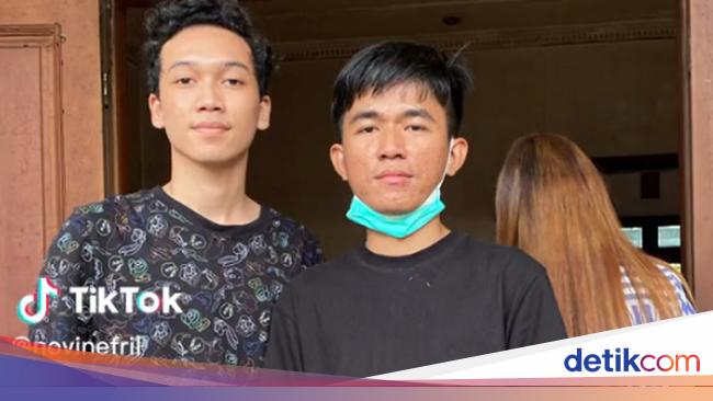 Ini Sosok Tiko, Pria yang Viral Rawat Ibu ODGJ di Rumah Mewah Tanpa Listrik Ini Sosok Tiko, Pria yang Viral Rawat Ibu ODGJ di Rumah Mewah Tanpa Listrik