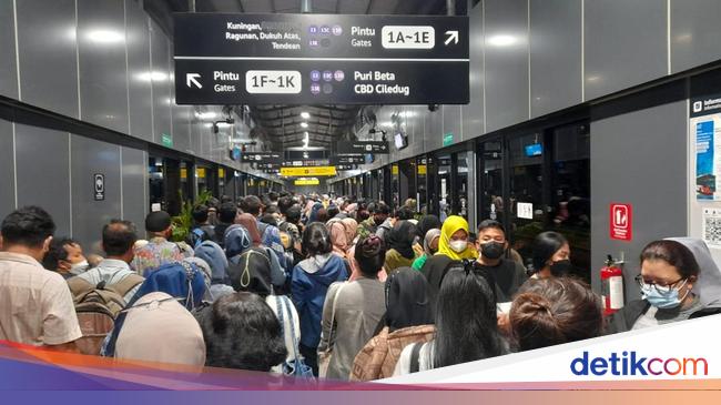 Bus TransJ Terlambat gegara Banjir, Penumpang Numpuk di Halte CSW