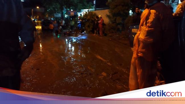 Kaligarang Ungaran Dilanda Banjir Sore Tadi, Ketinggian Hingga 1 Meter