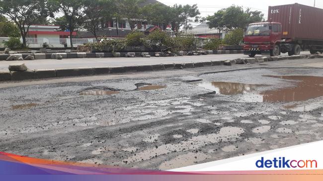 Banjir Sisakan Banyak Lubang di Jalan Kaligawe Semarang Banjir Sisakan Banyak Lubang di Jalan Kaligawe Semarang