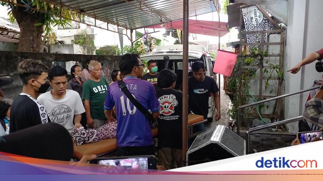 Jenazah Mbak Pon Istri Wiji Thukul Tiba di Rumah Duka Diiringi Isak Tangis