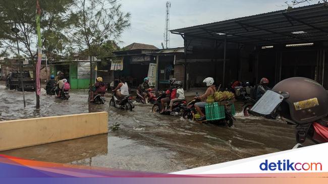 Banjir di Jalur Alternatif Demak-Semarang Kalisari Mulai Surut Banjir di Jalur Alternatif Demak-Semarang Kalisari Mulai Surut