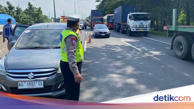 Ertiga Berhenti Mendadak di Tol Waru karena Pengemudinya Meninggal