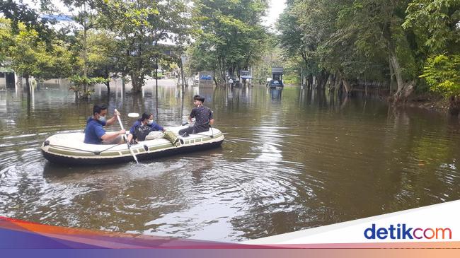 Banjir di Pantai Marina Semarang, Akses Warga Masih Pakai Perahu Karet Banjir di Pantai Marina Semarang, Akses Warga Masih Pakai Perahu Karet
