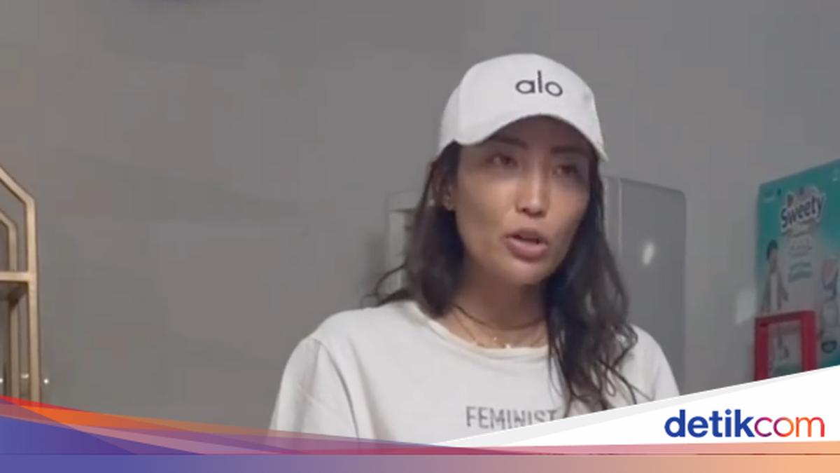 Ayu Dewi Pamer Keahlian Main Lato-lato, Paras Tanpa Makeup Malah Jadi ...