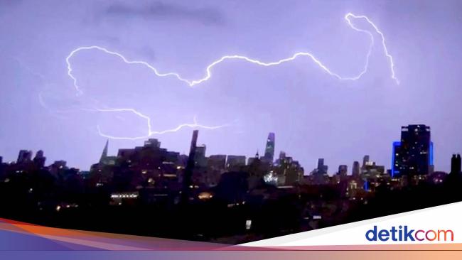 Penampakan Kilat Petir 'Menari' di Langit California