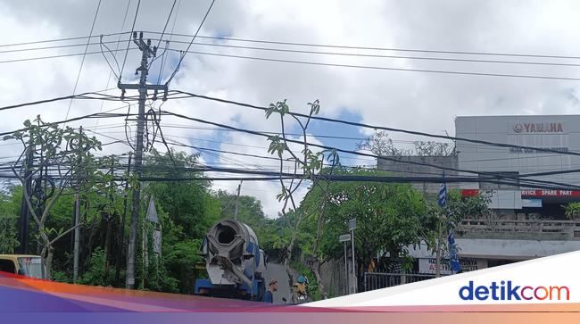 Truk Molen Tabrak Beton Pembatas di By Pass Nusa Dua