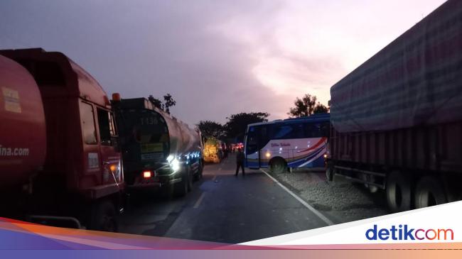 Lintas Riau-Sumut di Rohil Macet 20 KM Akibat Tronton Rusak di Tikungan