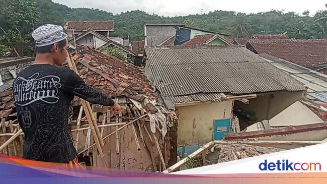 Nahas Warga Cianjur Tewas Tertimpa Tembok Saat Bersihkan Puing Gempa