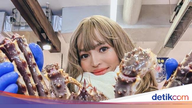 Rachel Goddard Liburan ke Jepang, Makan King Crab Rp 7 Juta!