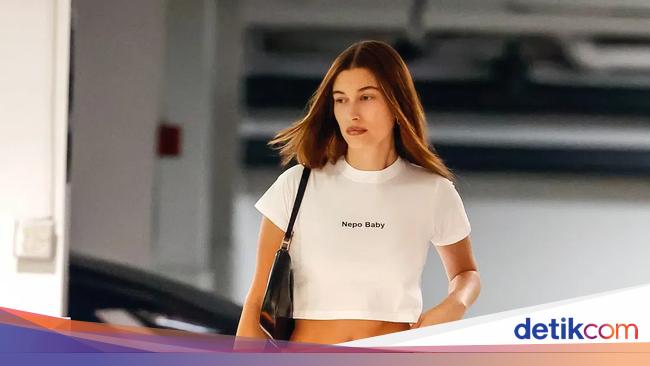 Potret Hailey Bieber Sindir Netizen Pakai Kaus Nepo Baby