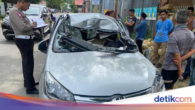 Minibus Tabrak Truk di Bone, Sopir Wanita Luka-Dilarikan ke RS